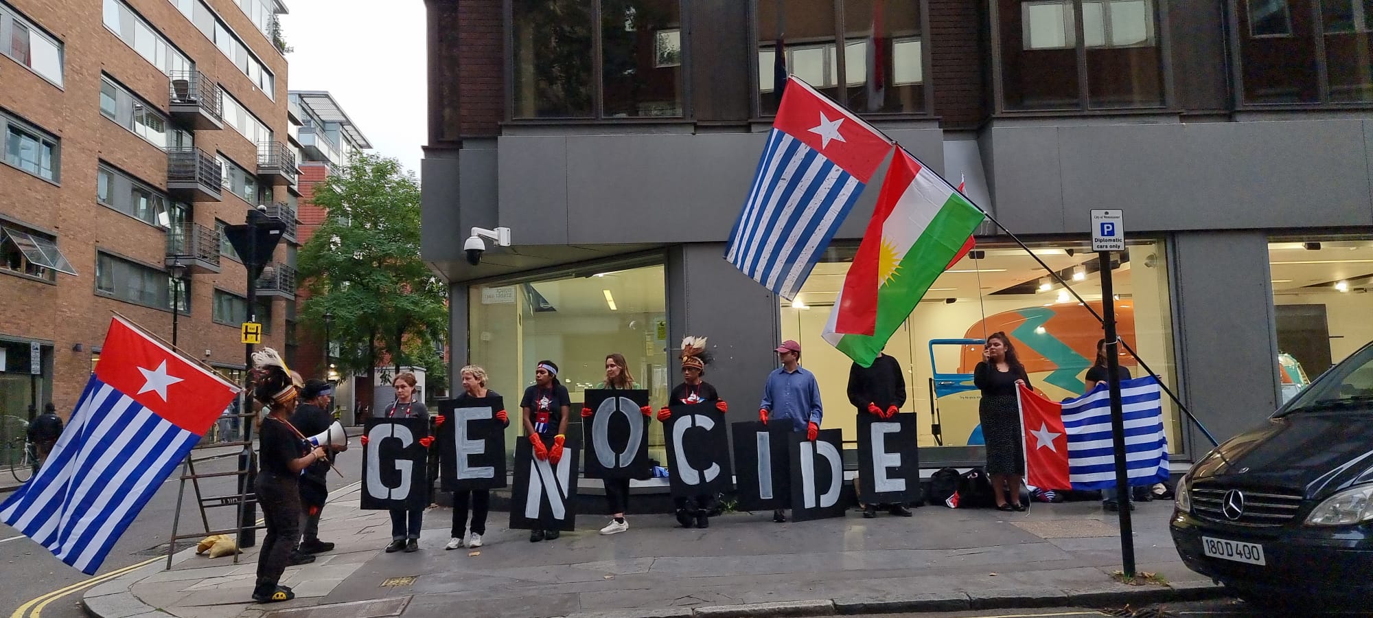 Foto : Demo di depan KBRI London, tuntut Indonesia tarik militer dari ...